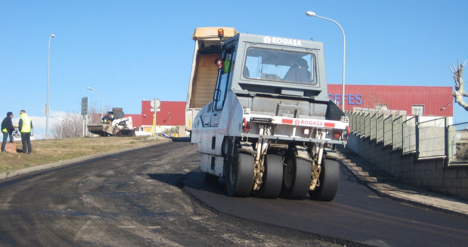 El juliol porta un no parar d'asfaltar carrers de Terrassa