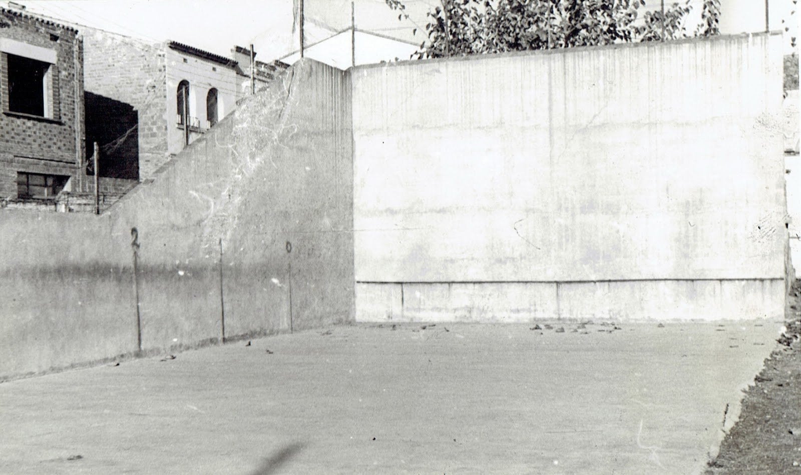 Recuerda este antiguo frontón de Terrassa