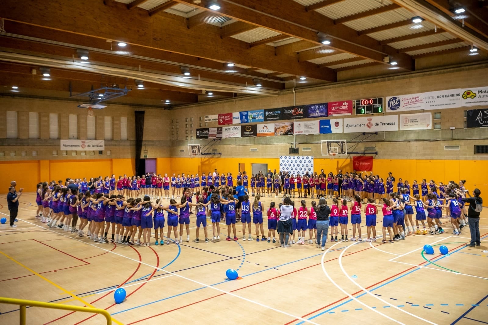 FOTOGALERIA | Presentació dels 17 equips de bàsquet de la Joventut ...