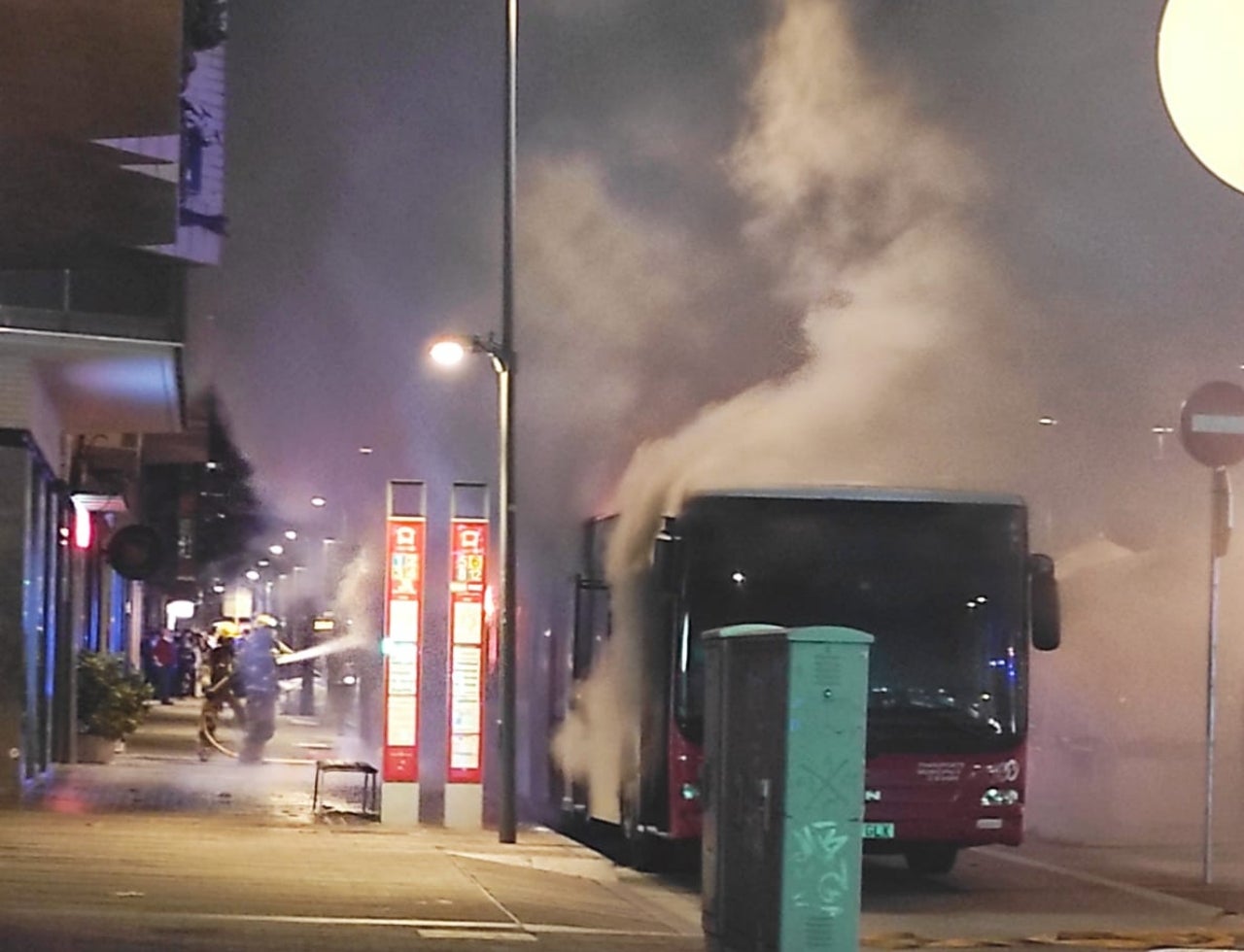 10 VÍDEOS | Crema un autobús a la Rambla de Terrassa