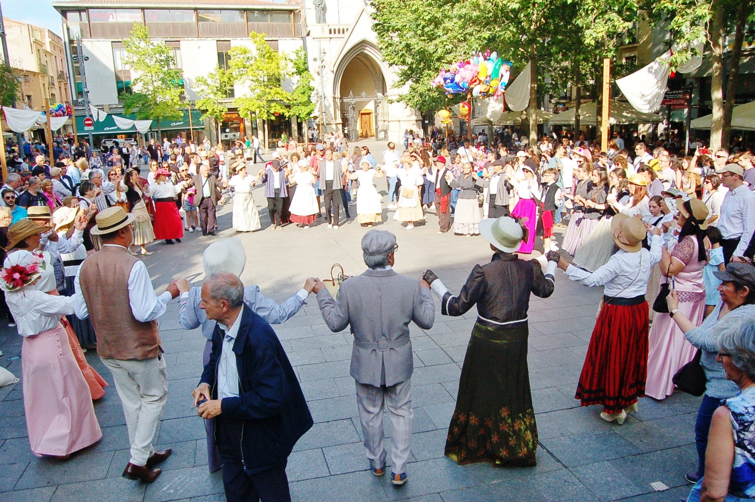 FOTOGALERIA | Ballada modernista de sardanes