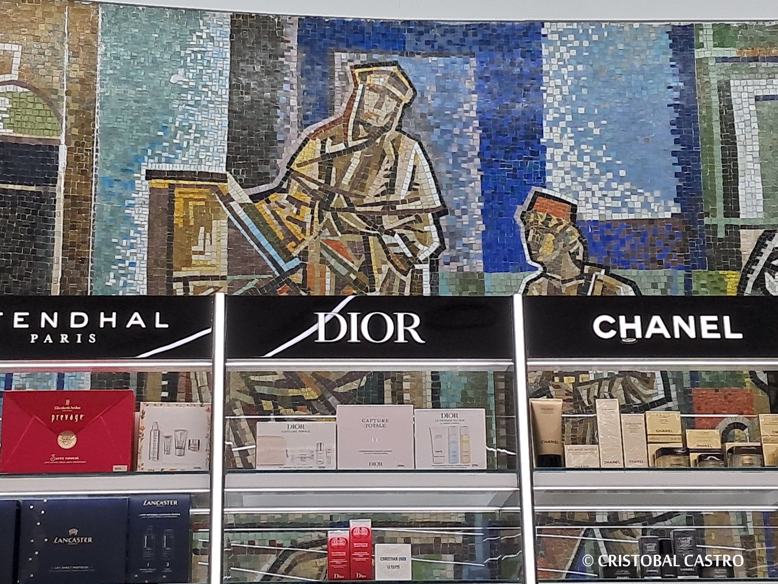 FOTOGALERIA | El mosaic de Santiago Padrós a la nova perfumeria Druni