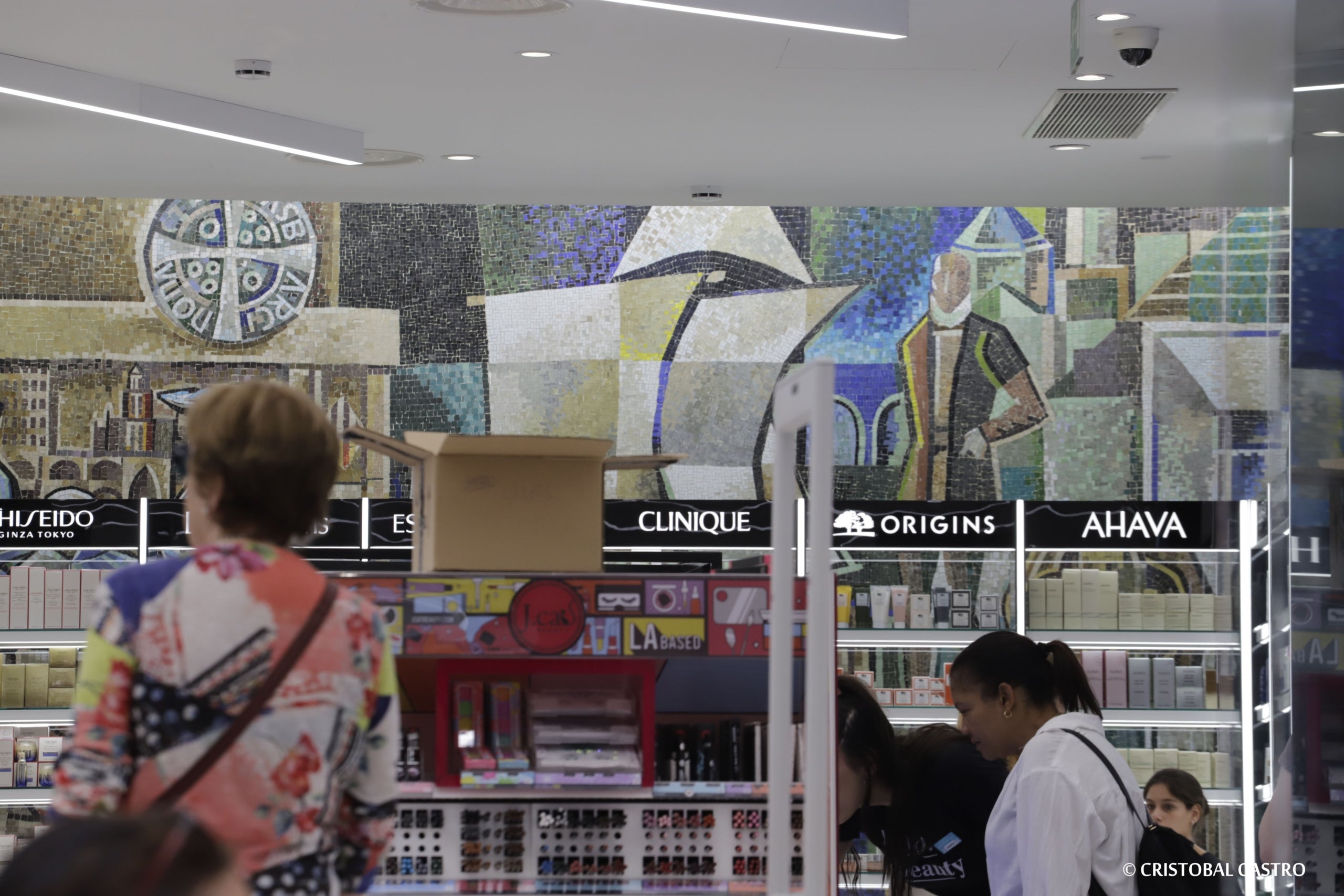 FOTOGALERIA | El mosaic de Santiago Padrós a la nova perfumeria Druni