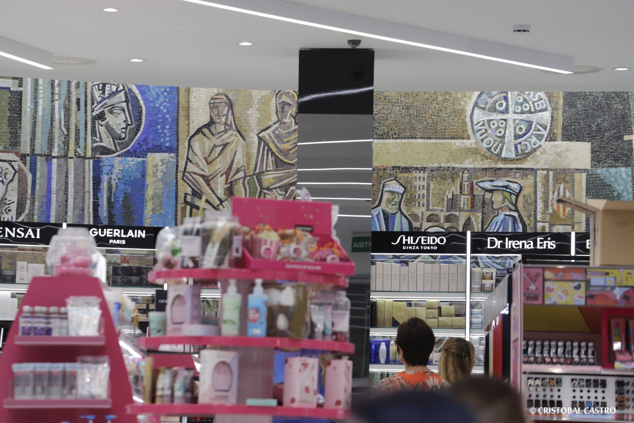 FOTOGALERIA | El mosaic de Santiago Padrós a la nova perfumeria Druni