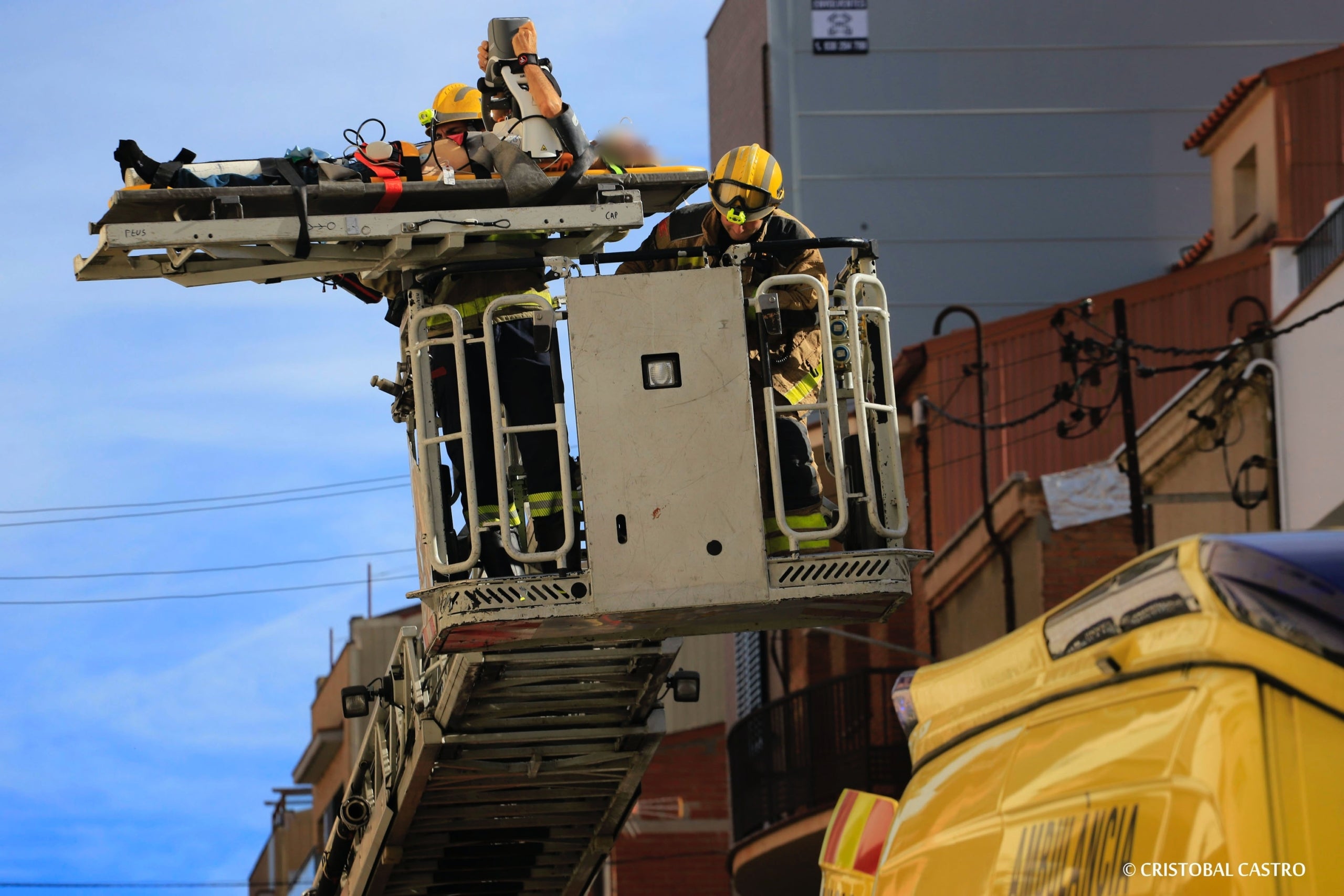 FOTOGALERIA | Evacuen pel balcó un terrassenc que necessitava atenció ...