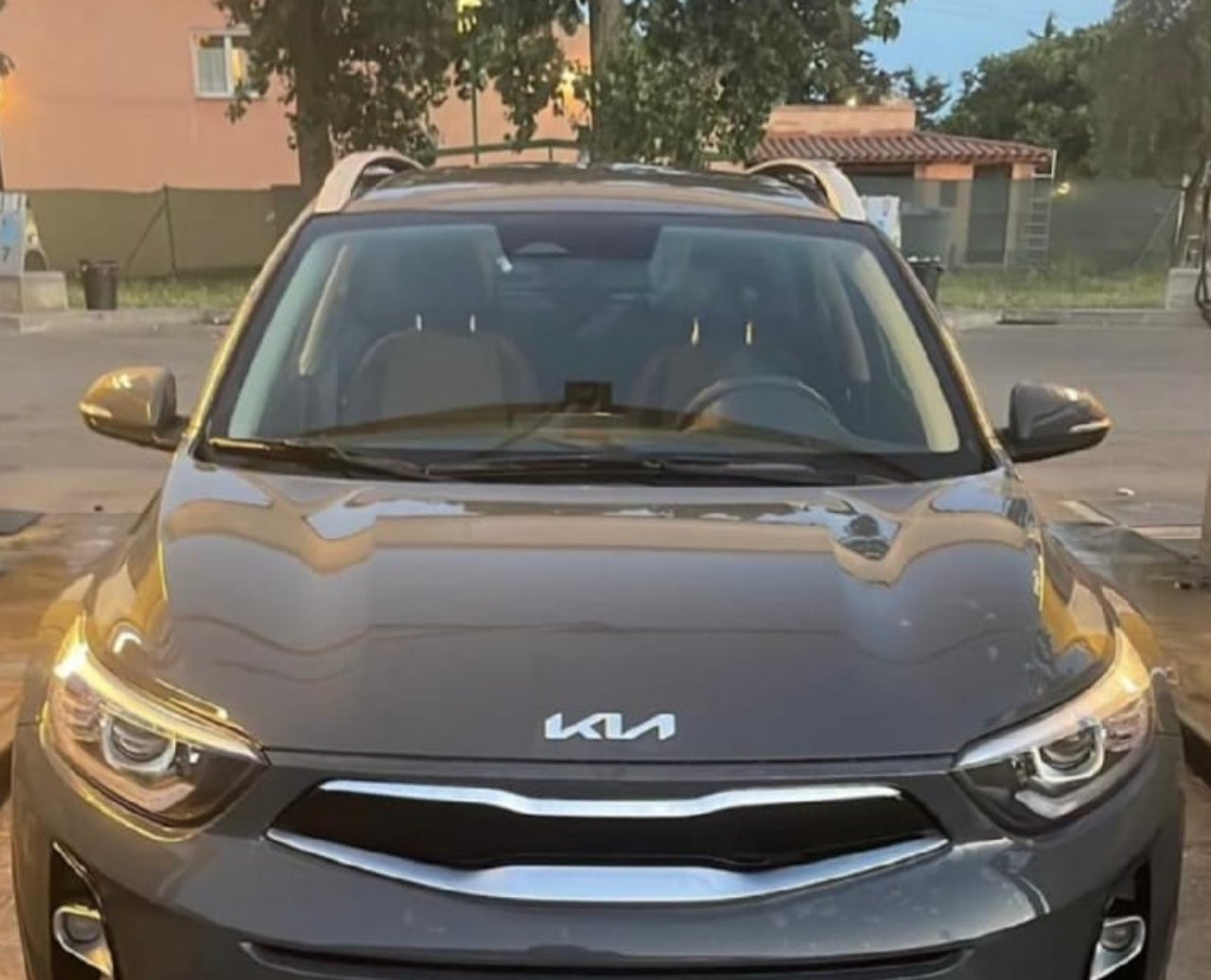 Cotxe robat a Terrassa: ajuda per recuperar un Kia Stonic híbrid